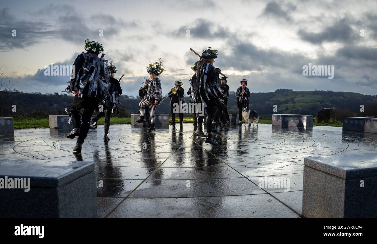 21/12/22 T'Owd Man Border Morris dance in the Solstice dawn at the ...