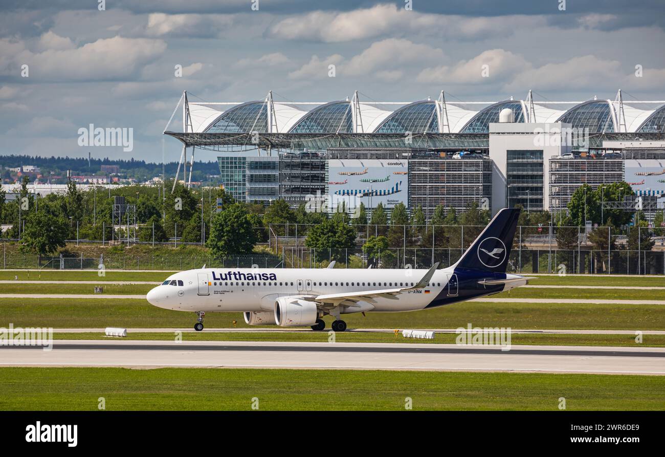 Ein Airbus A320neo von Lufthansa macht sich auf dem Flughafen München ...