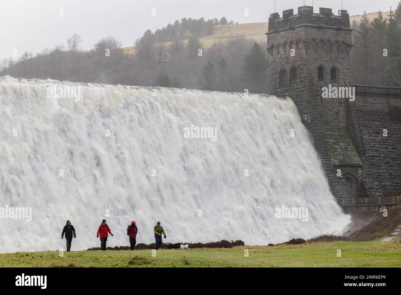 21/02/22 Water cascades over Derwent Dam into Ladybower Reservoir, in ...