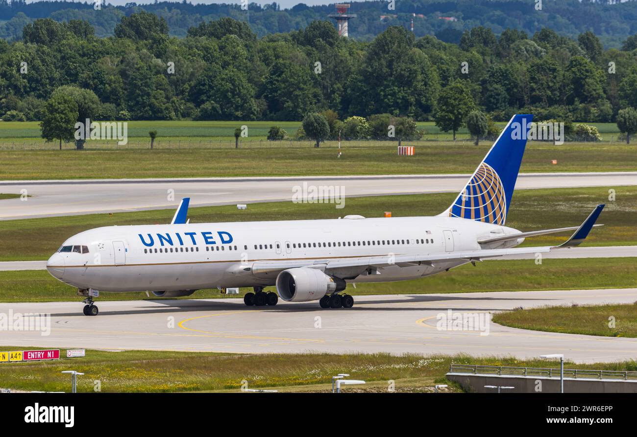 B767 322er hi-res stock photography and images - Alamy