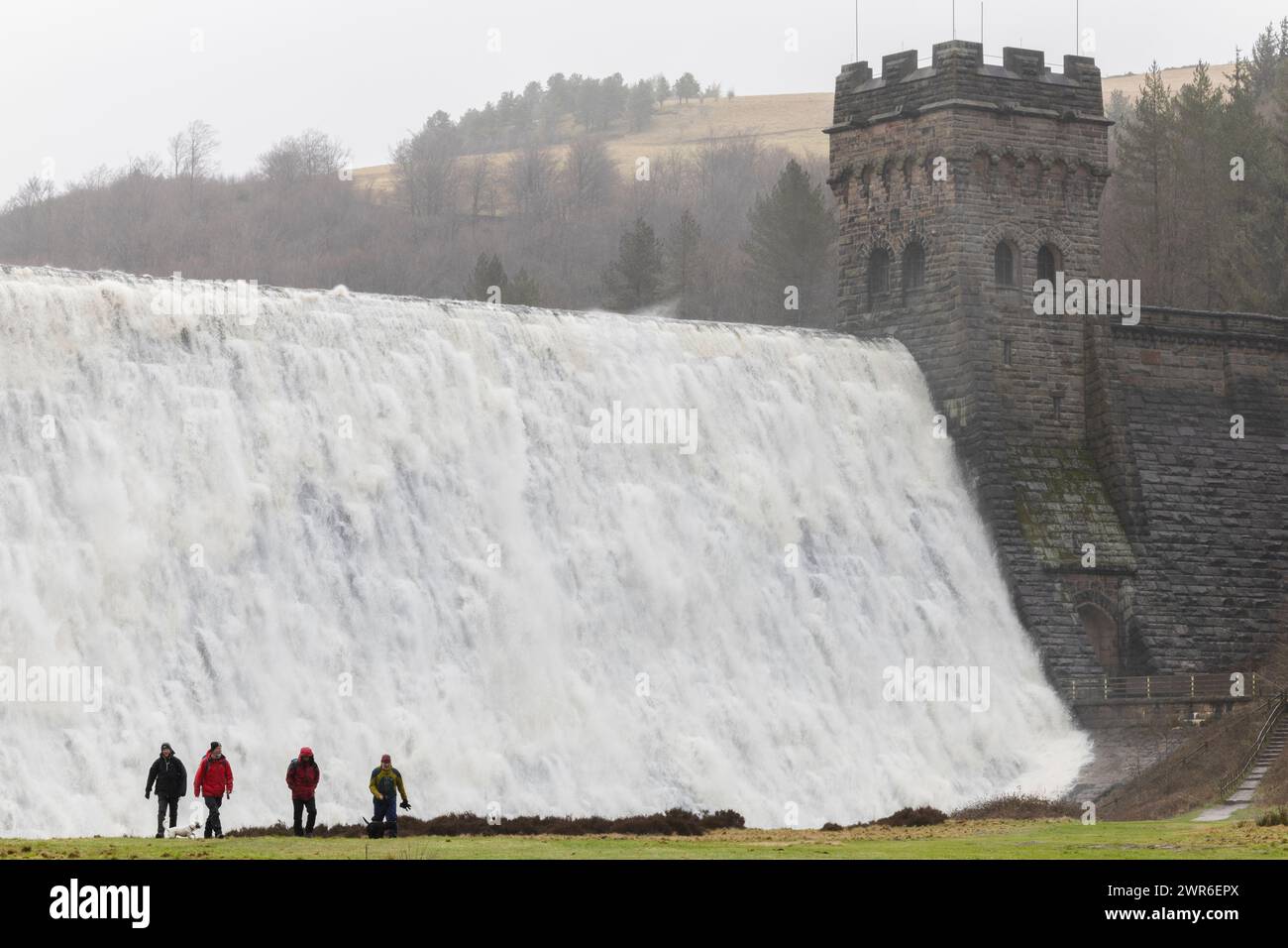 21/02/22 Water cascades over Derwent Dam into Ladybower Reservoir, in ...