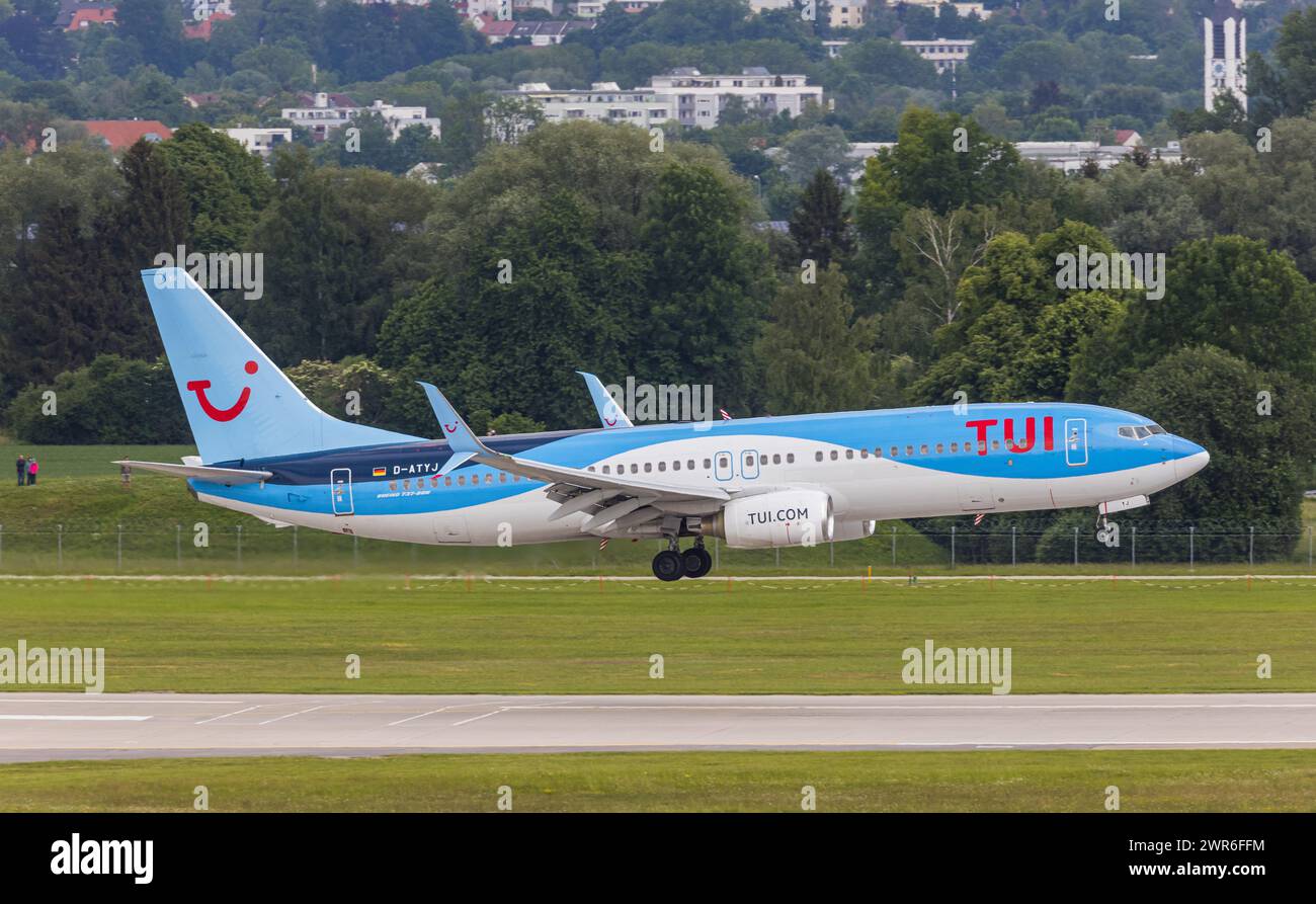 Eine Boeing 737-800 von TUI Fly befindet sich im Landeanflug auf die nördliche Landebahn des ...
