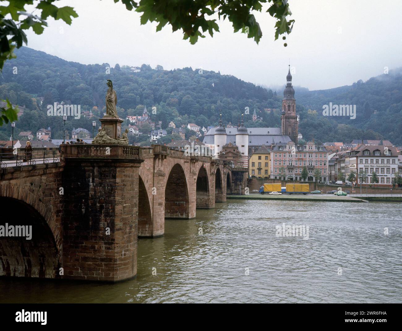 PUENTE SOBRE EL RIO NECKAR CON LA CIUDAD DETRAS. Location: EXTERIOR ...