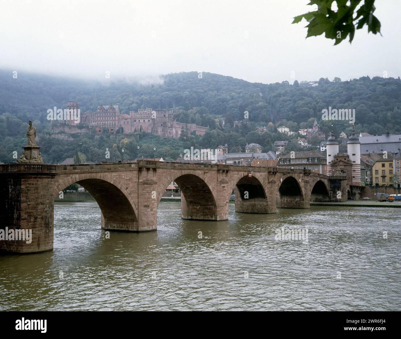 PUENTE SOBRE EL RIO NECKAR CON EL PALACIO DETRAS. Location: EXTERIOR ...