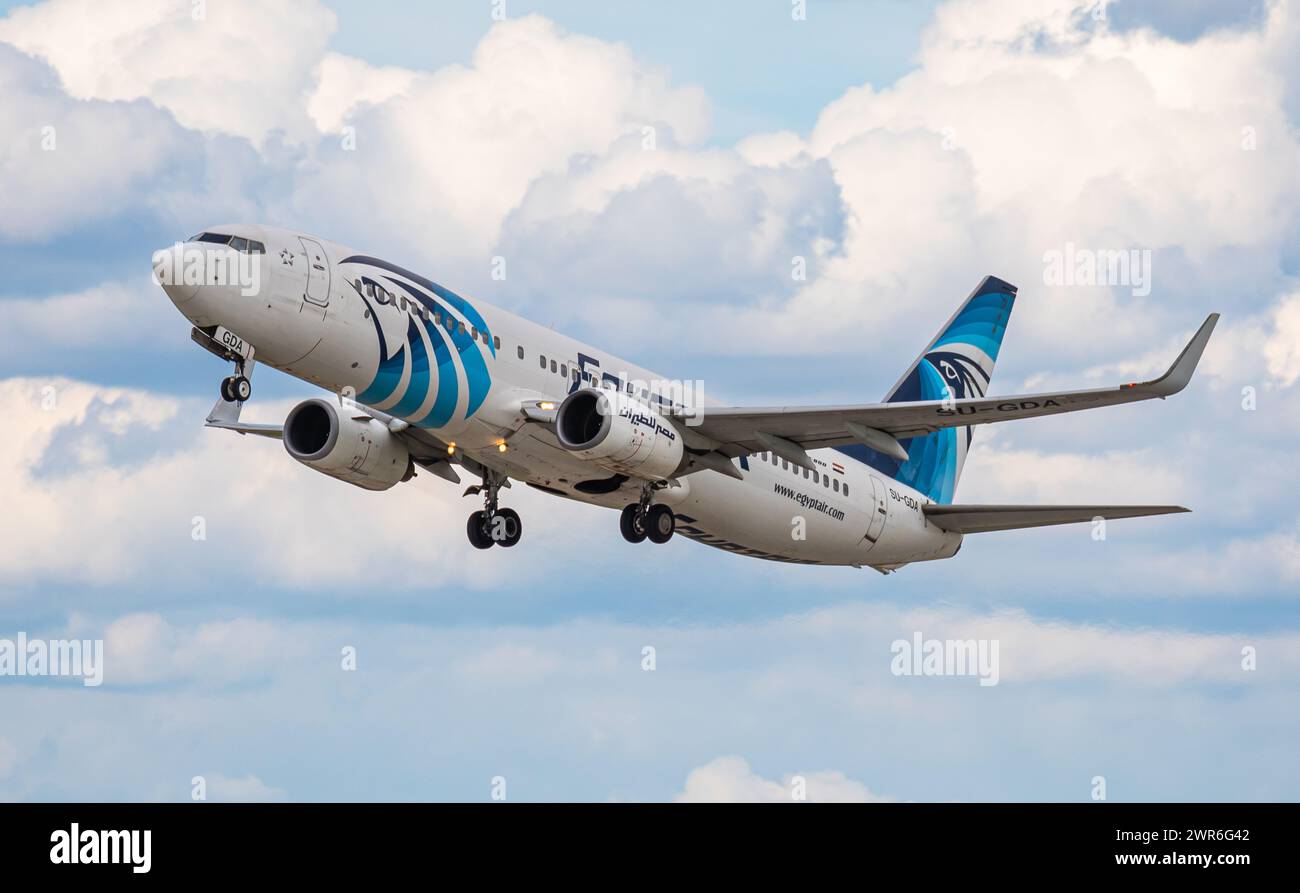 Eine Boeing 737-800 von Egyptair startet von der Südbahn des Flughafen ...
