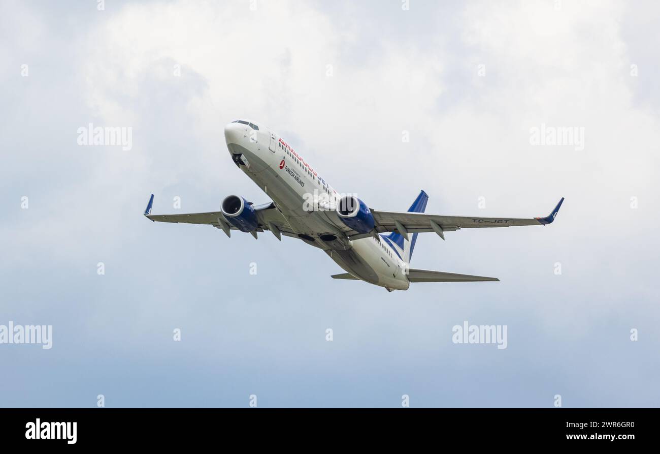 Eine Boeing 737-800 von Anadolujet startet von der Südbahn des ...