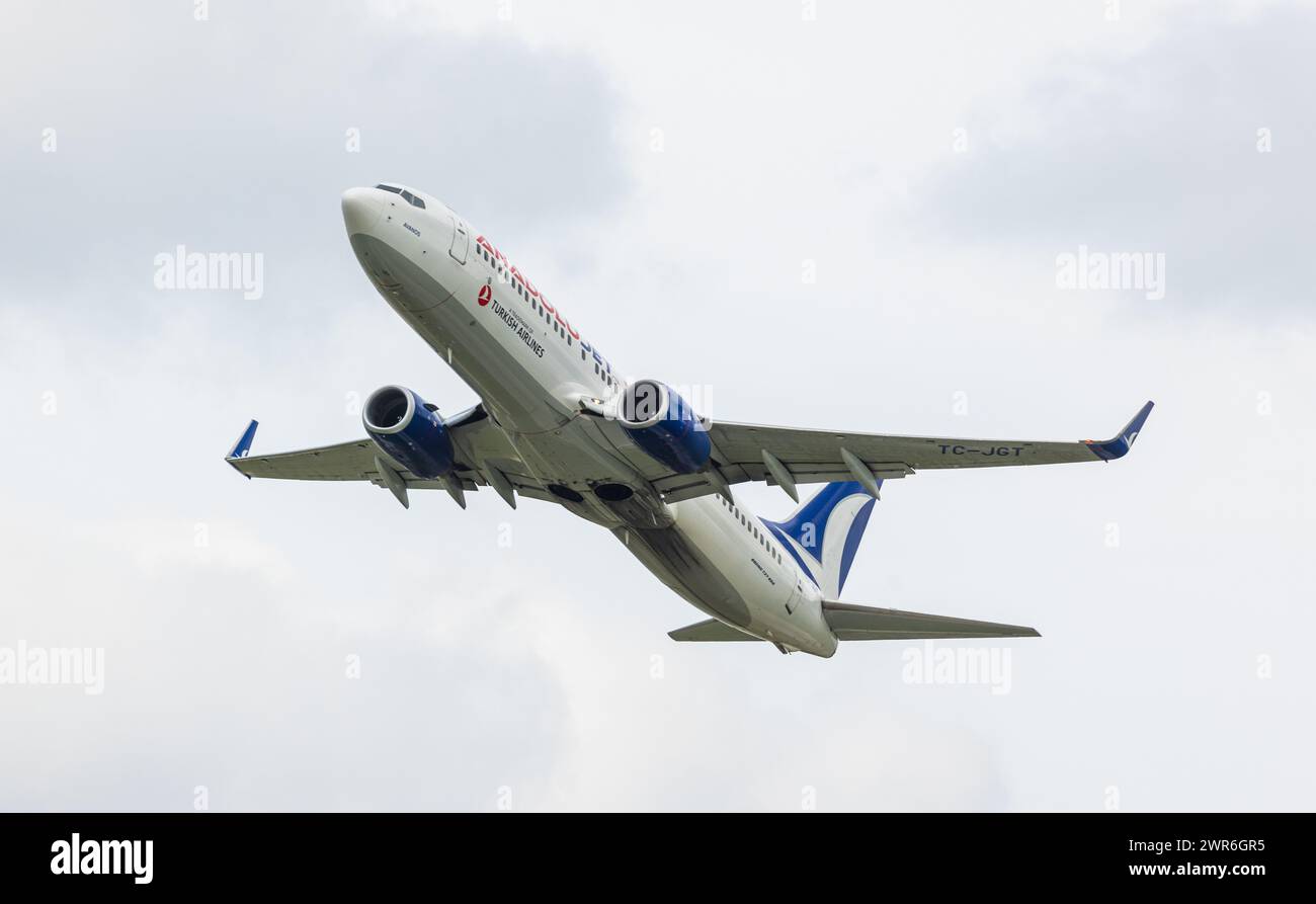 Eine Boeing 737-800 von Anadolujet startet von der Südbahn des ...