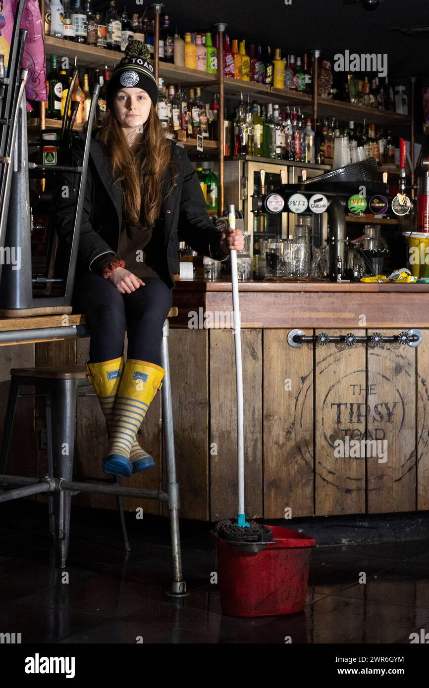 Bar manager hi-res stock photography and images - Alamy