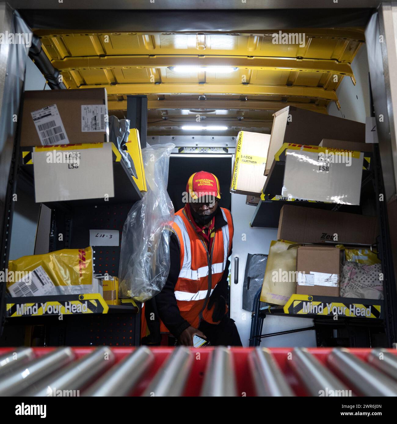 Leeds dhl hi-res stock photography and images - Alamy