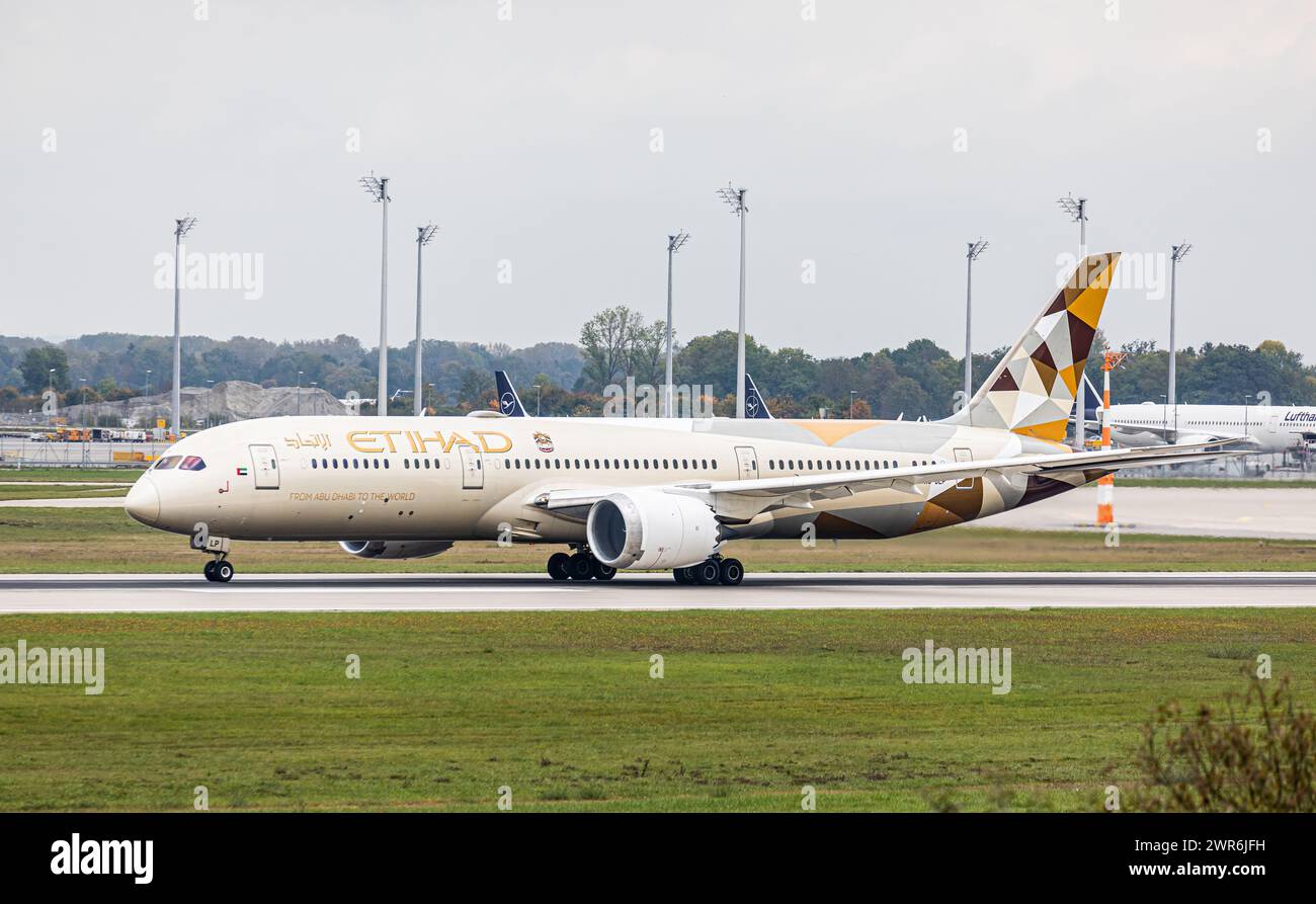 Eine Boeing 787-9 Dreamliner von Ethiad Airways startet von der Südbahn ...