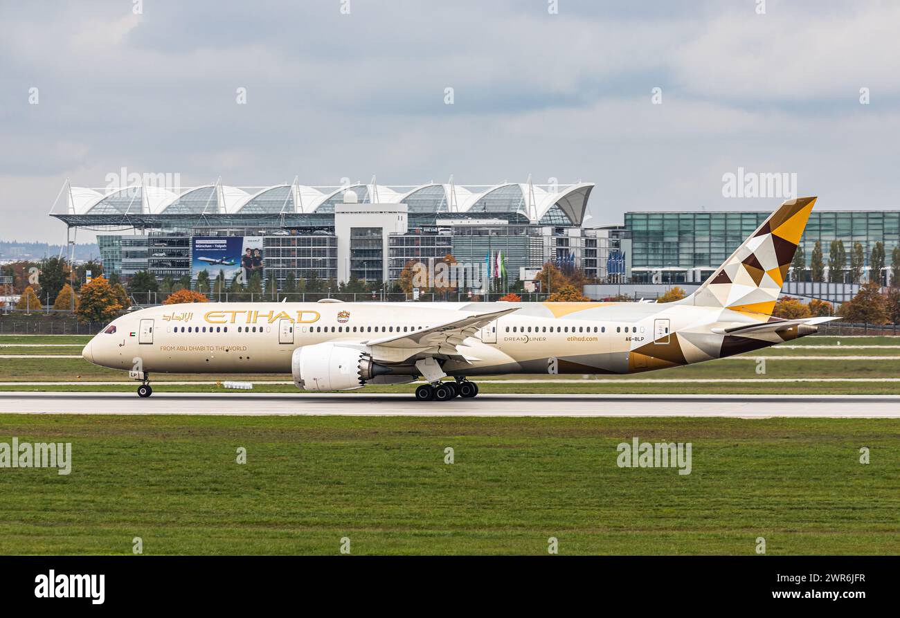 Eine Boeing 787-9 Dreamliner von Ethiad Airways startet von der Südbahn ...