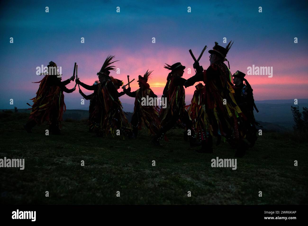 Dance mayday hi-res stock photography and images - Alamy