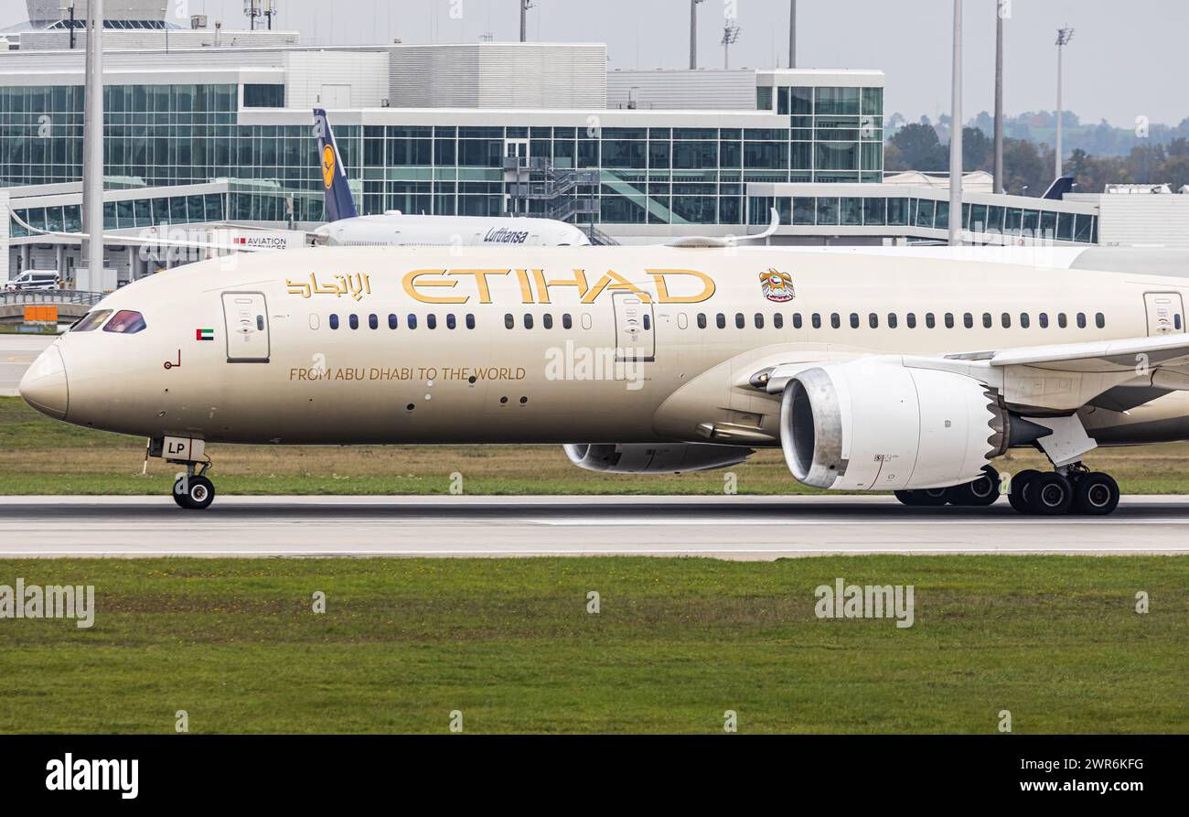 Eine Boeing 787-9 Dreamliner von Ethiad Airways startet von der Südbahn ...