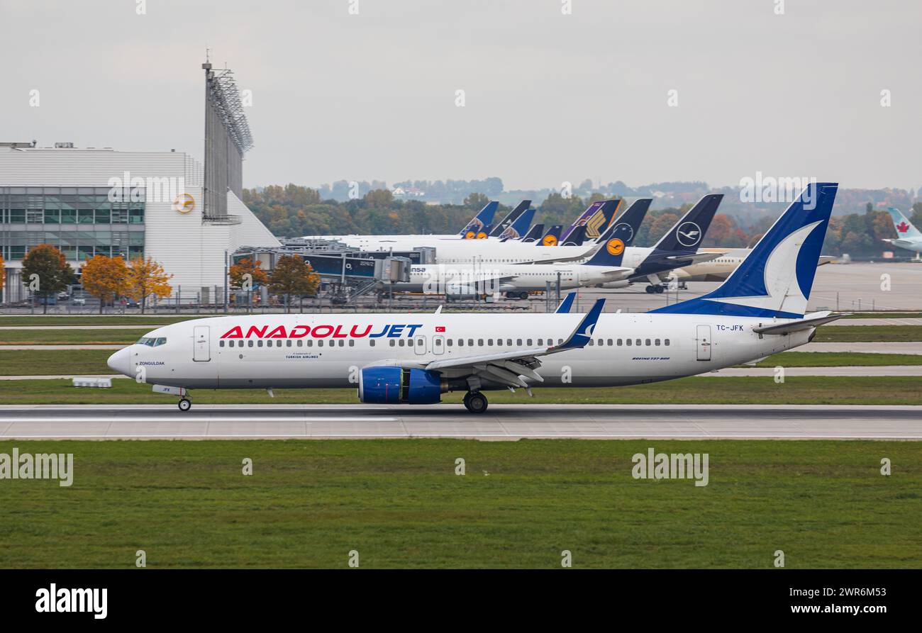 Eine Boeing 737-8F2 der türkischen Fluggesellschaft Anadolujet landet ...