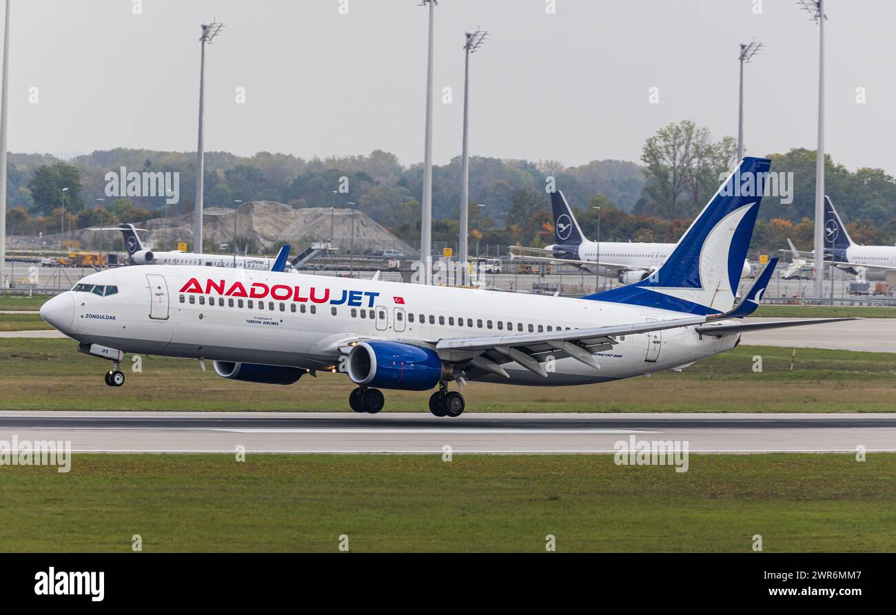 Eine Boeing 737-8F2 der türkischen Fluggesellschaft Anadolujet landet ...