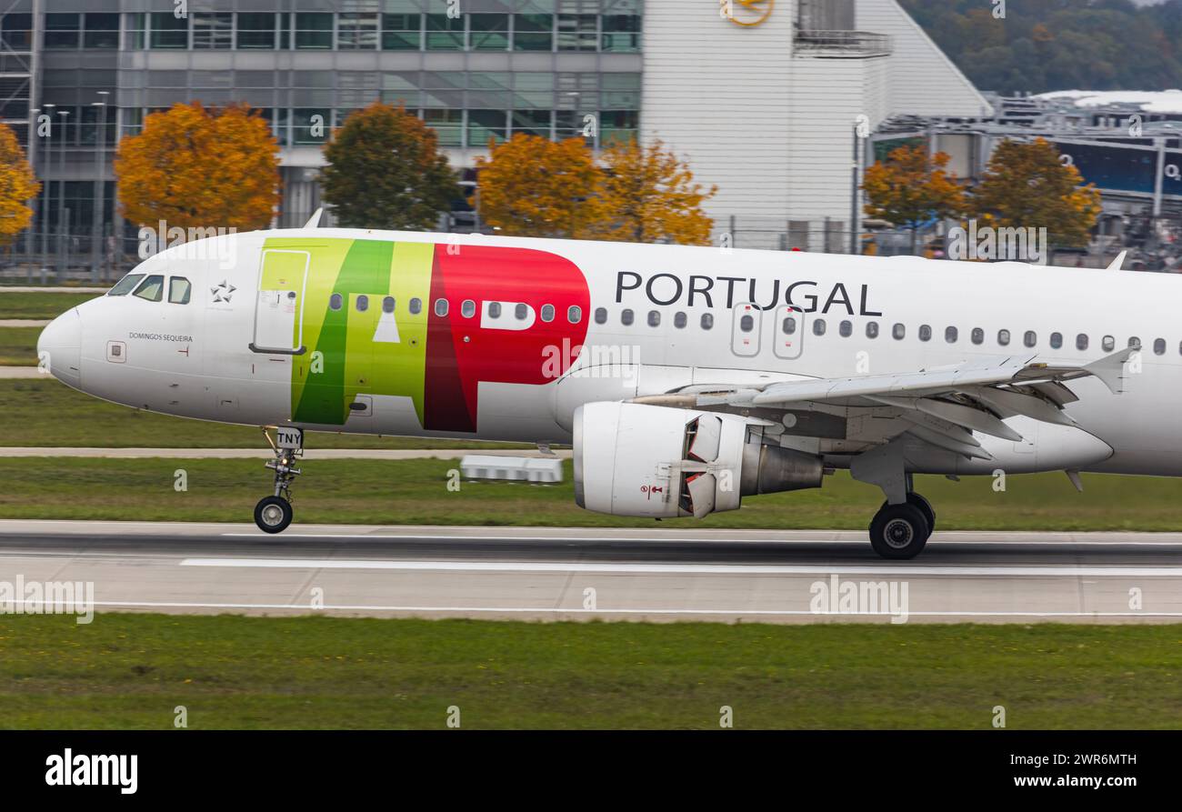 Ein Airbus A320-214 von TAP Air Portugal landet auf der Südbahn des ...