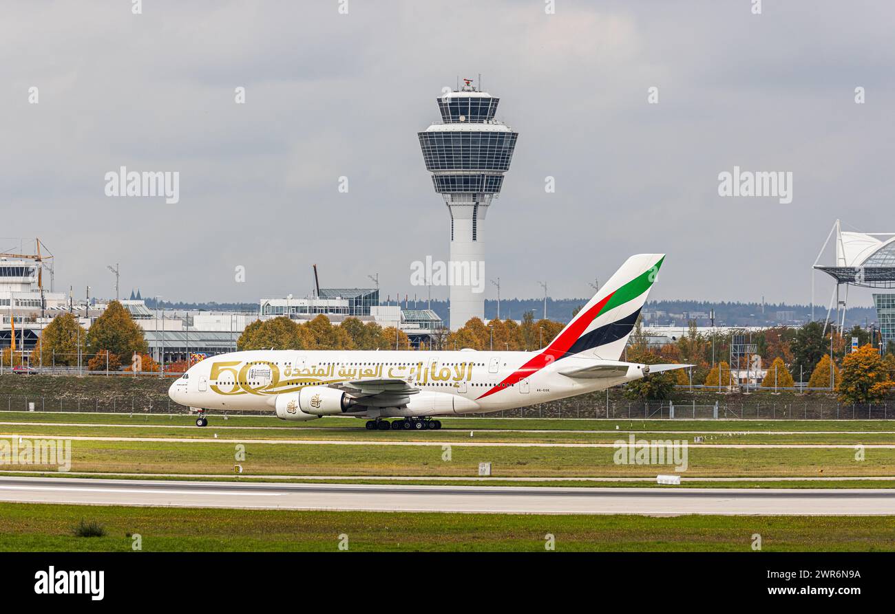 Der Airbus A380-861 von Emirates Airlines, welcher auf der Südbahn des ...