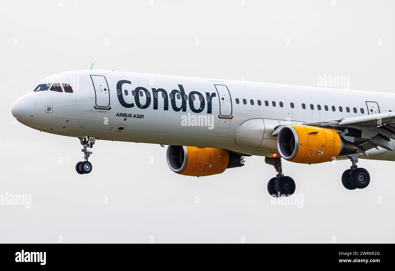 Ein Airbus A321-211 von Condor befindet sich im Landeanflug auf die Nordbahn des Flughafen ...