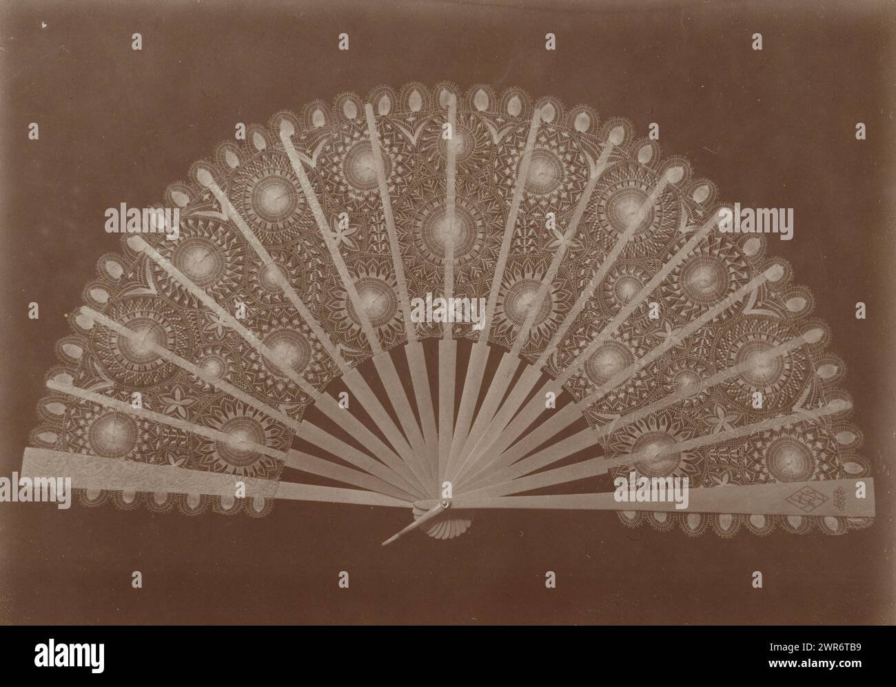 Fan from side, anonymous, 1890 - 1920, baryta paper, height 119 mm × ...