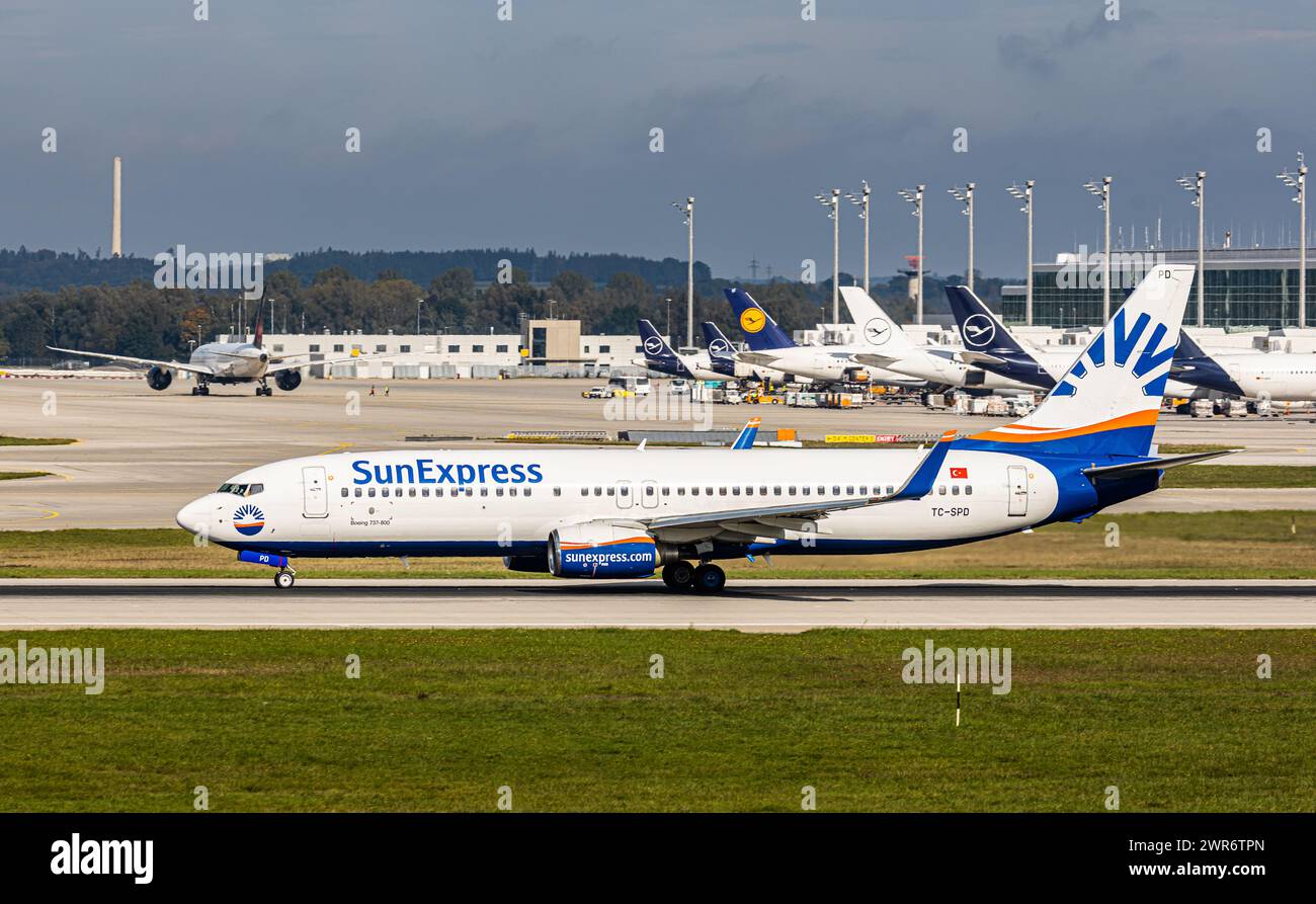 Eine Boeing 737-800 von Sun Express startet auf der Südbahn des ...