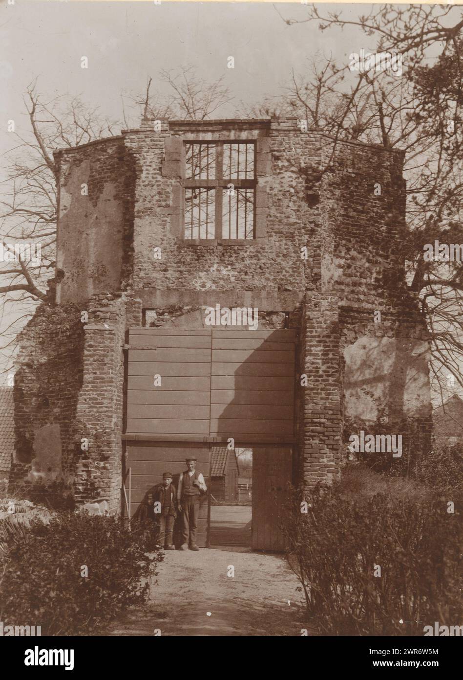 Gate of the castle ruins in Batenburg, anoniem (Monumentenzorg ...