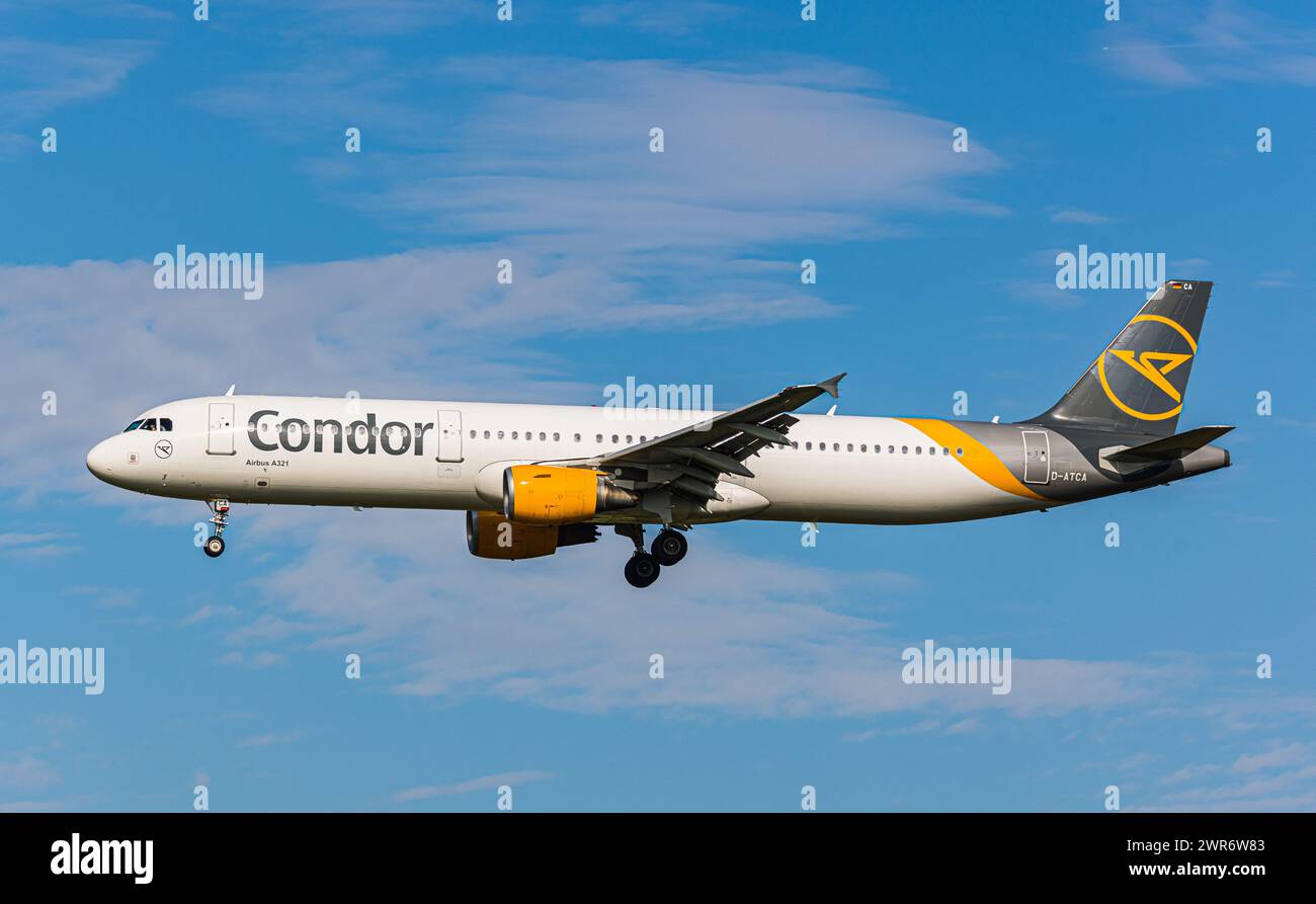Ein Airbus A321-211 von Condor befindet sich im Landeanflug auf die Nordbahn des Flughafen ...