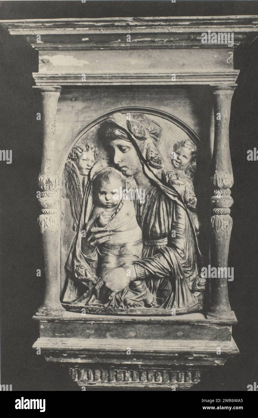 Niche with sculpted image of Mary with the child Jesus Christ ...