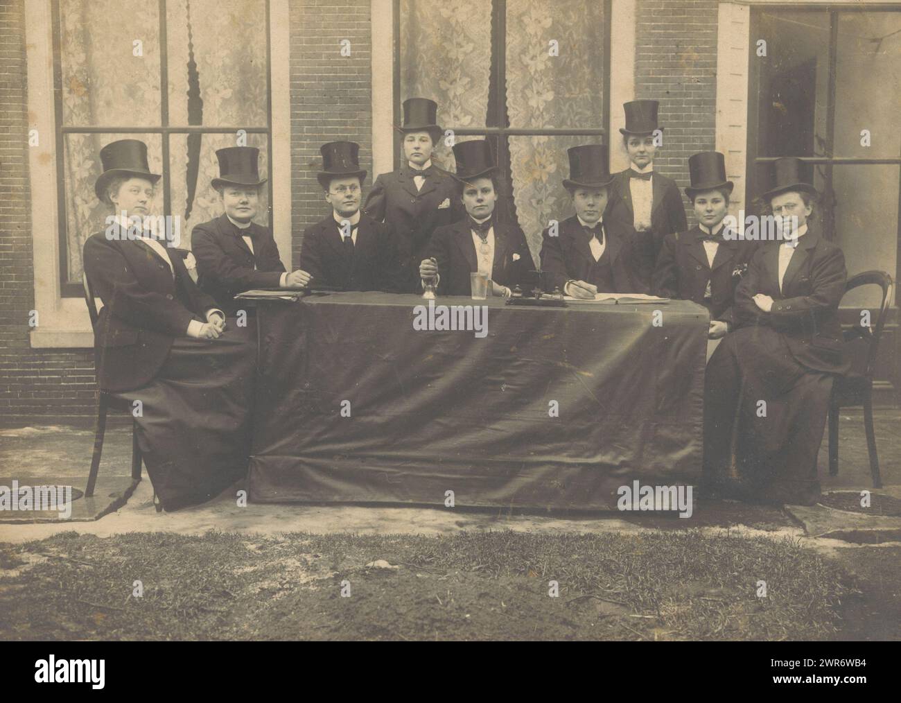 Portrait of a group of unknown women with top hats, anonymous, 1915 - 1940, photographic support ...