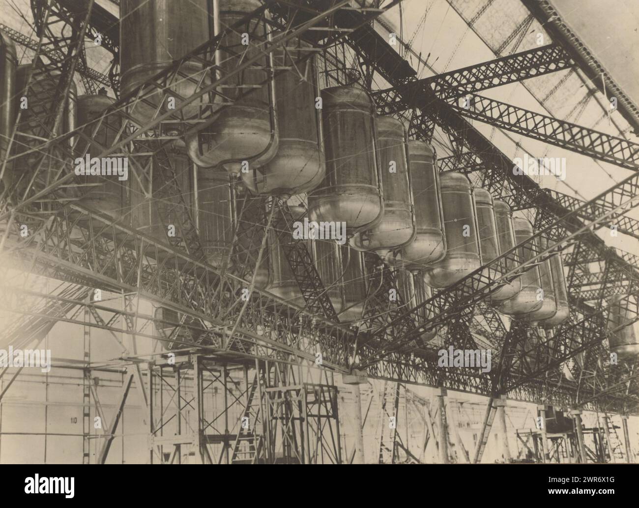 Fuel tanks in the zeppelin, Brennstoff Behälter im Aufgang (title on ...