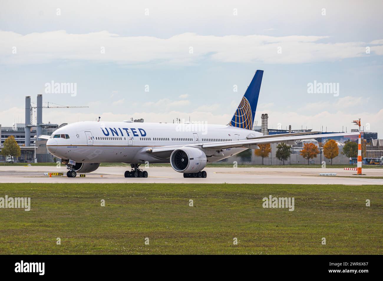 Eine Boeing 777-224ER von United Airlines dreht auf dem Flughafen ...