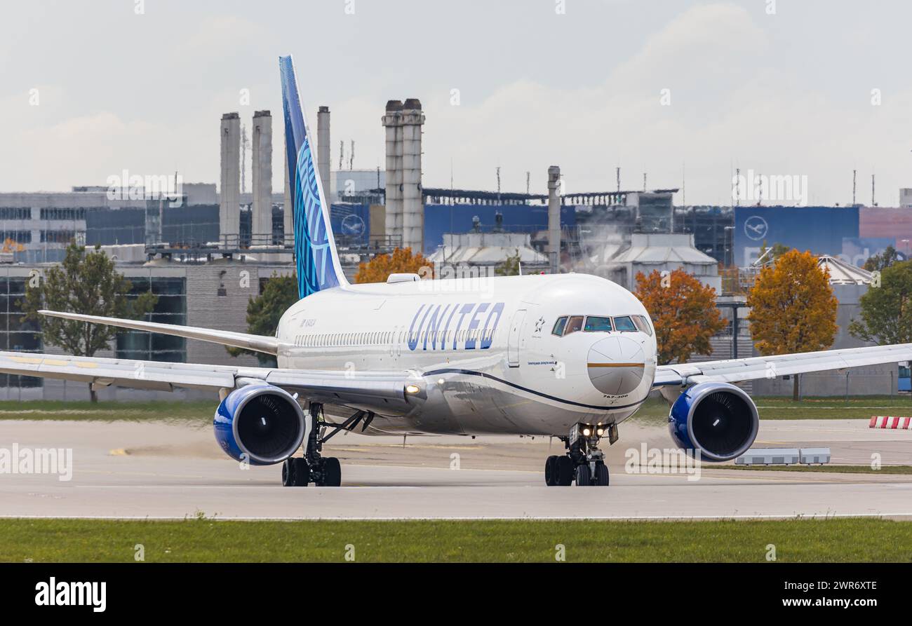 B767 322er hi-res stock photography and images - Alamy