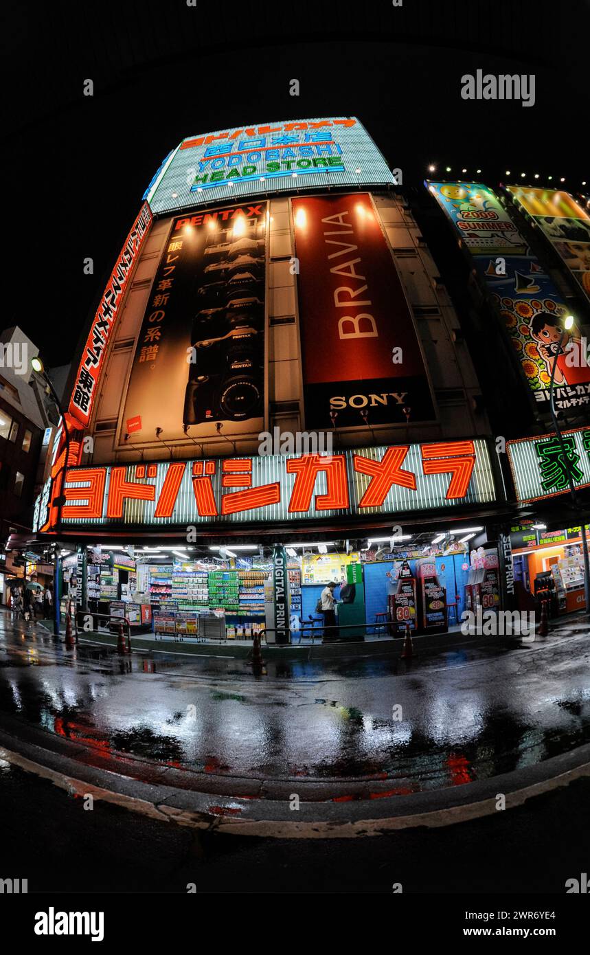 Camera and electronic shops at night in Shinjuku, Tokyo, Japan Stock ...