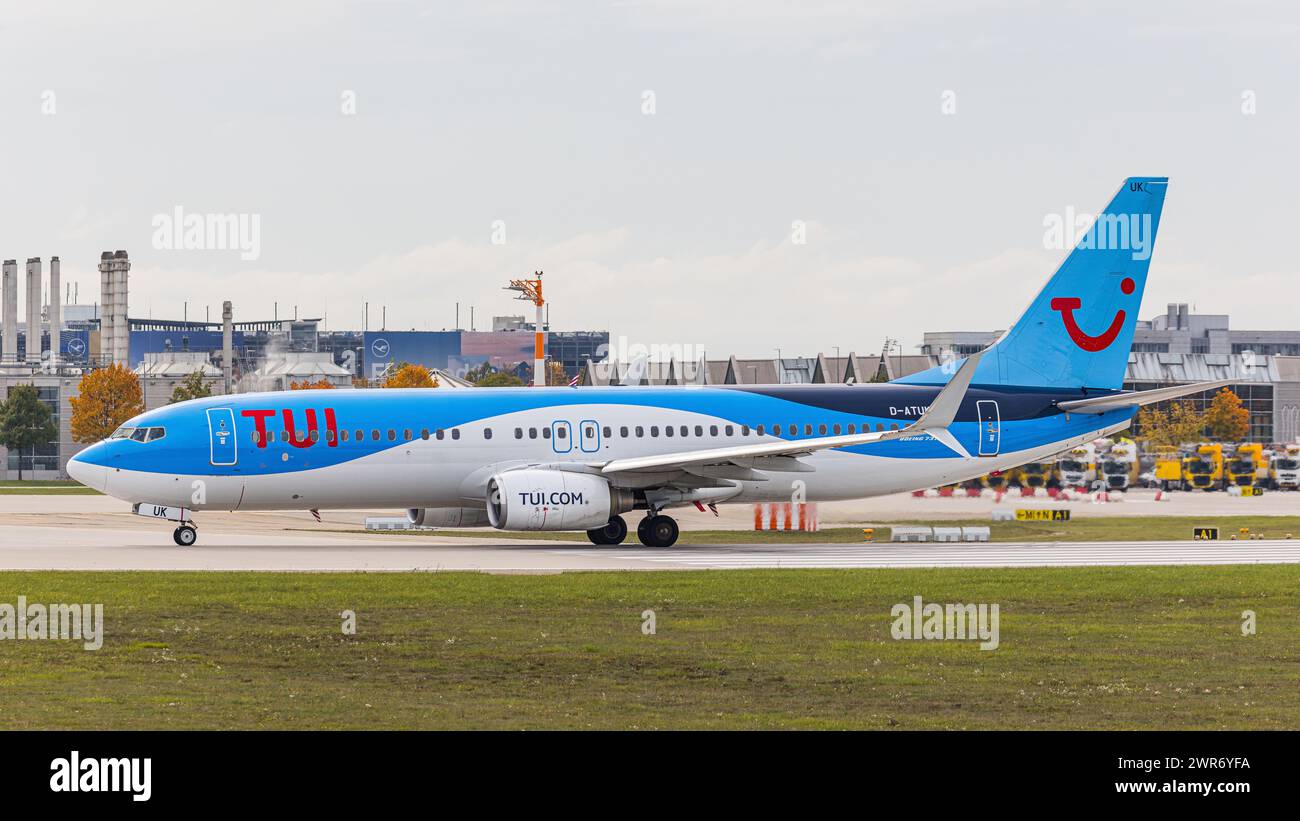 Eine Boeing 737-800 von TUI Fly startet vom Flughafen München ...