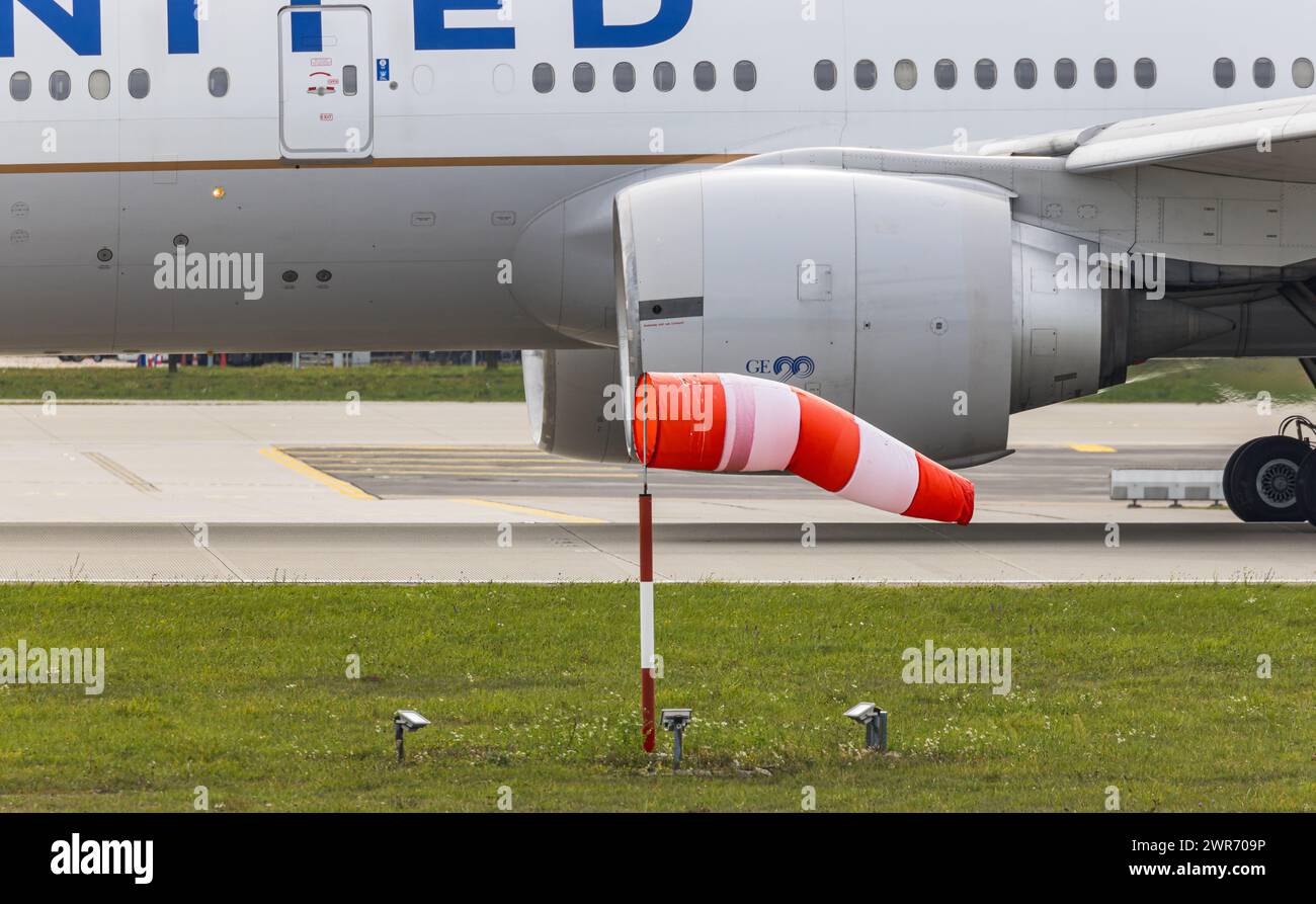 Ein Windsack, auf dem Flughafen München, zeigt an wie stark und aus ...
