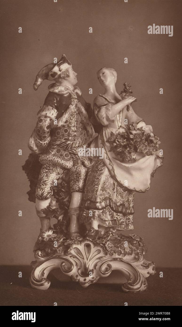 Two porcelain statues hi-res stock photography and images - Alamy
