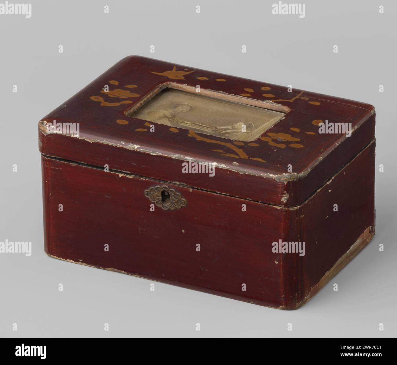 Red japanese lacquer box hi-res stock photography and images - Alamy