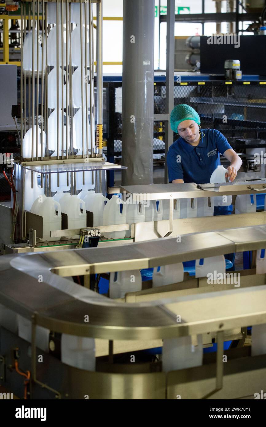 25/04/18 Machine Operator, Shaun Perry, 21, at Nampak's Dagenham plant ...