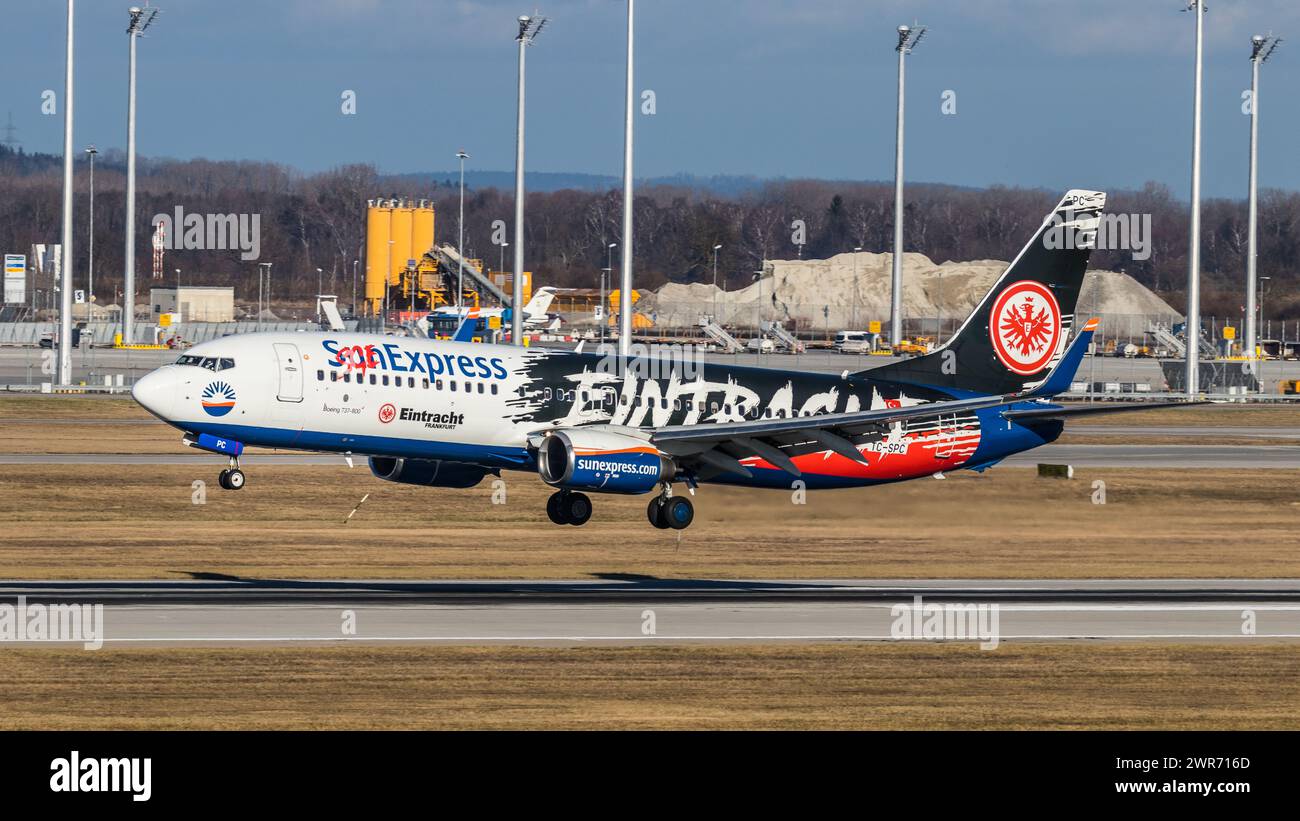 München, Deutschland - 1. Januar 2022: Eine Boeing 737-800 von Sun ... München, Deutschland - 1. Januar 2022: Eine Boeing 737-800 von Sun ...