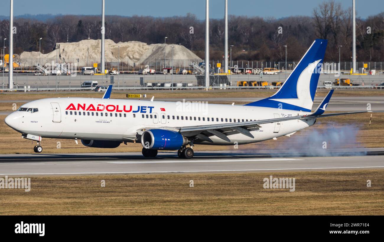 München, Deutschland - 1. Januar 2022: Eine Boeing 737-800 von ... München, Deutschland - 1. Januar 2022: Eine Boeing 737-800 von ...