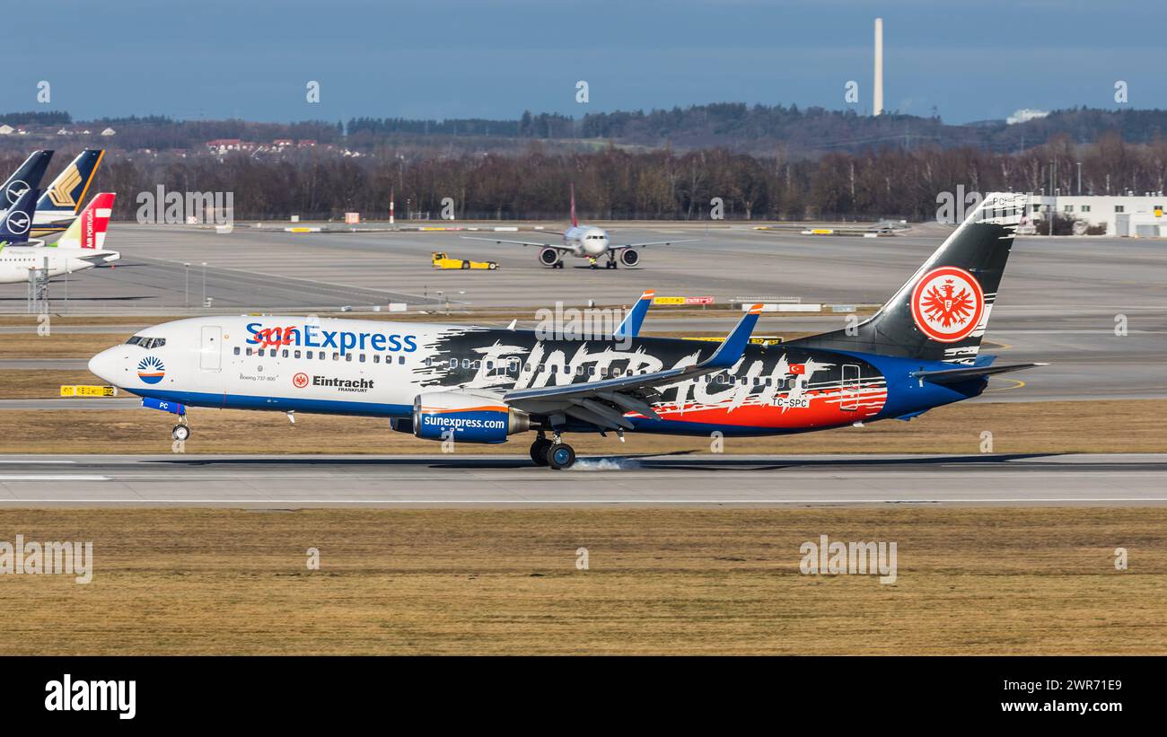 München, Deutschland - 1. Januar 2022: Eine Boeing 737-800 von Sun ... München, Deutschland - 1. Januar 2022: Eine Boeing 737-800 von Sun ...