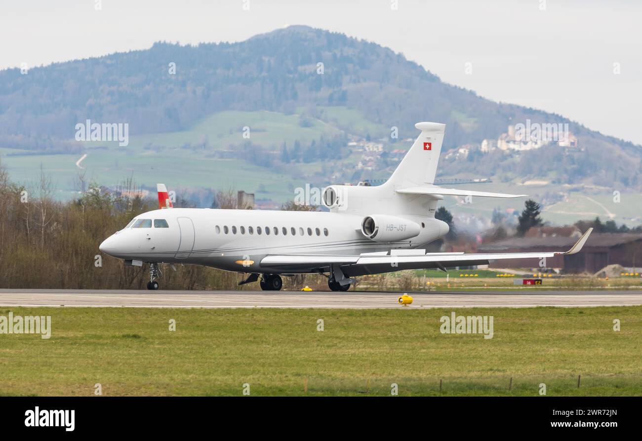 Ein Dassault Falcon 7X von CAT Aviation ist auf der Piste 14 des ...