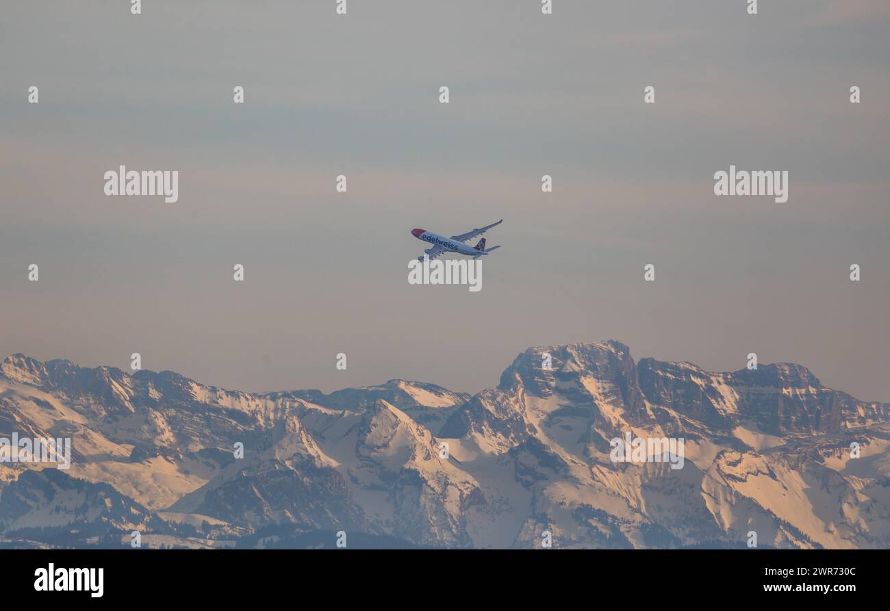 Ein Airbus A340-400 von Edelweiss Air startet vom Flughafen Zürich ...