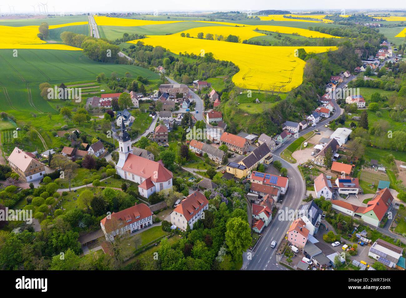 Luftbild der Ortsansicht mit St. Michaeliskirche Zehren, im Hintergrund ...
