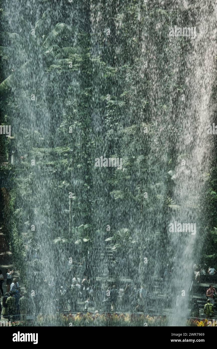 Jewel changi airport mixed development hi-res stock photography and ...