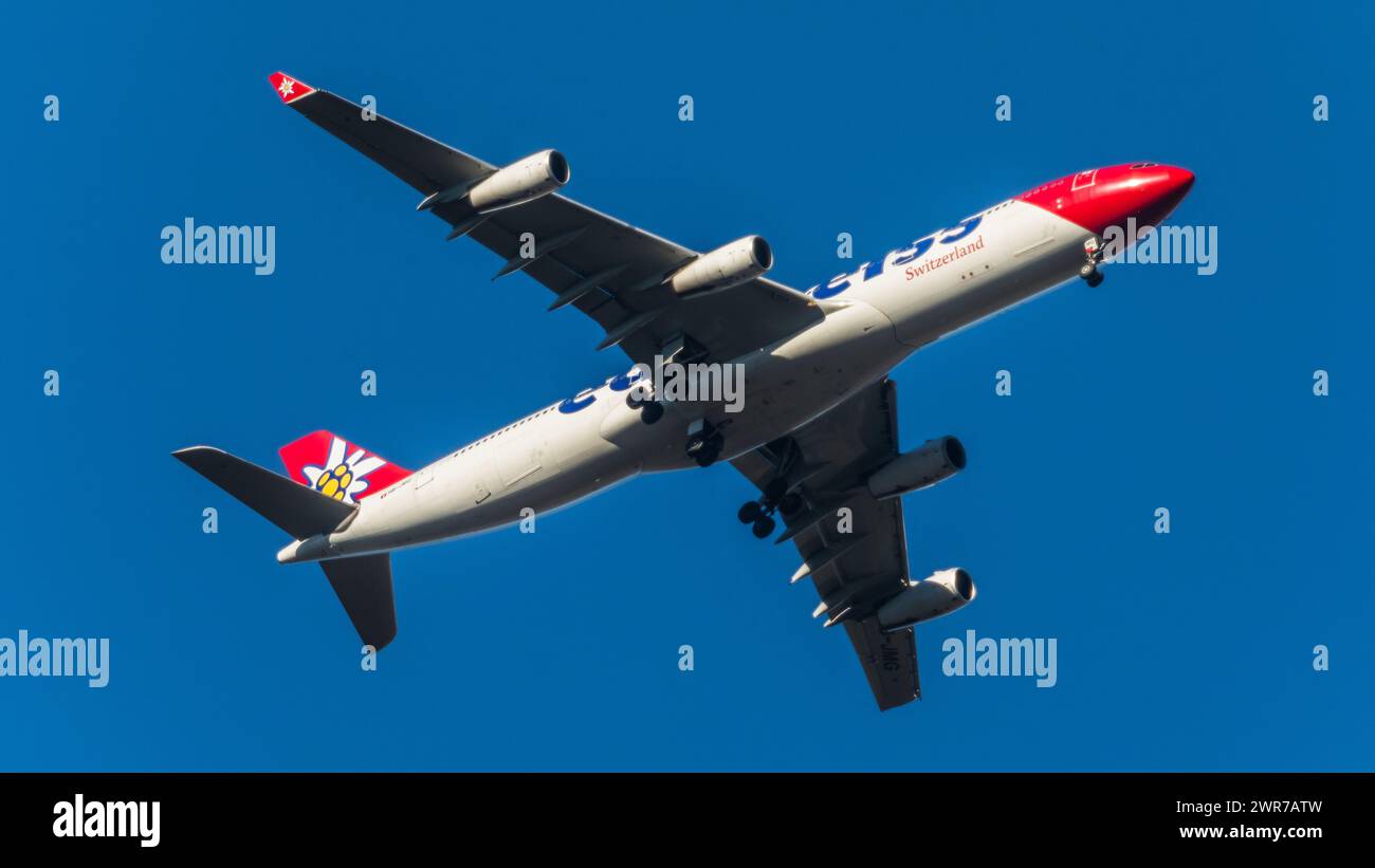 Zürich, Schweiz - 8. Februar 2022: Ein Airbus A340-313X von Edelweiss ...