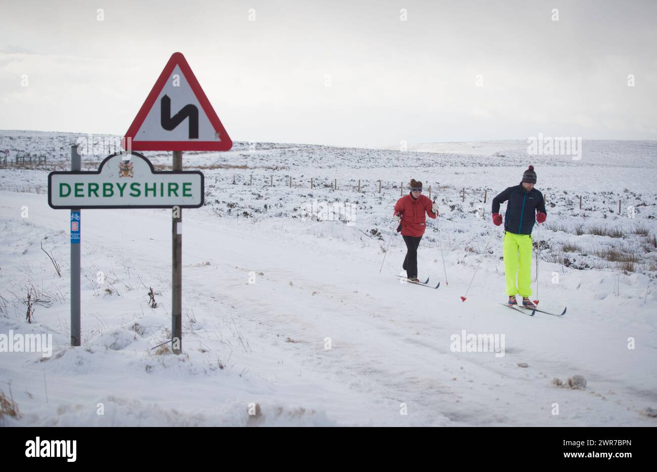 29/12/17 Skiers find the best way to make their way along Ringinglow ...