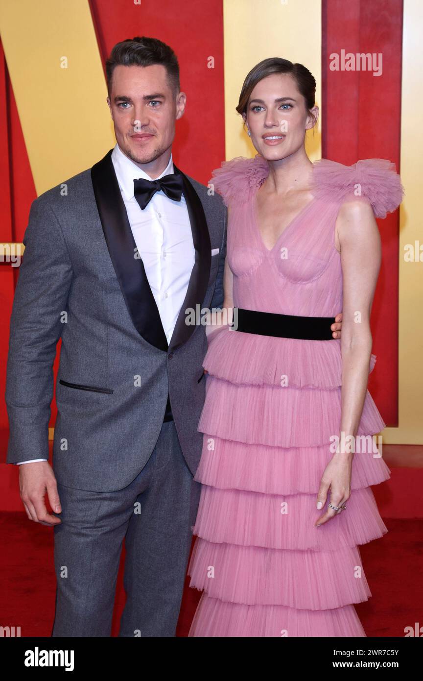 Alexander Dreymon und Allison Williams bei der Vanity Fair Oscar Party ...