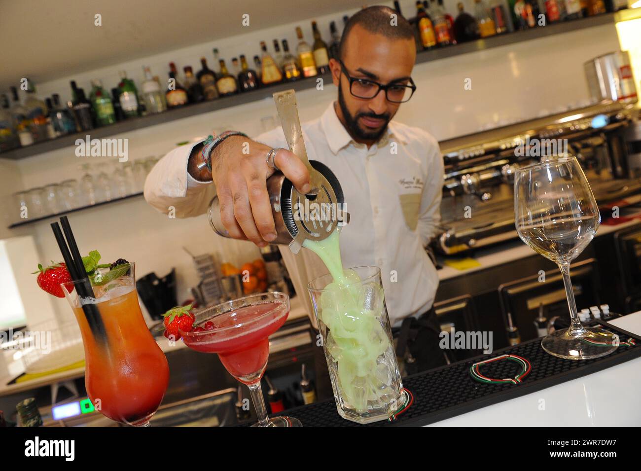 Aperitivo con cocktail barman Stock Photo - Alamy