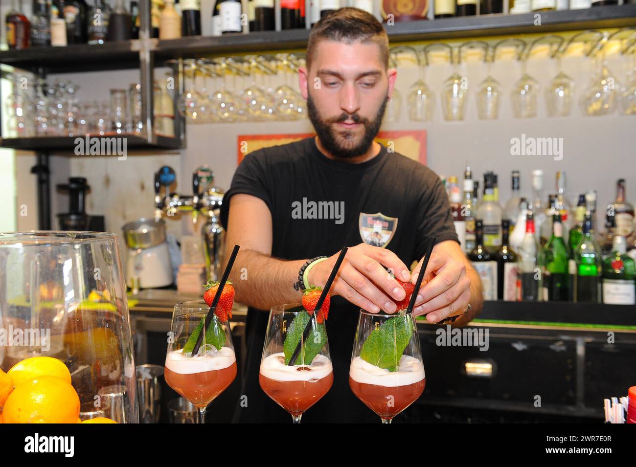 Aperitivo con cocktail barman Stock Photo - Alamy