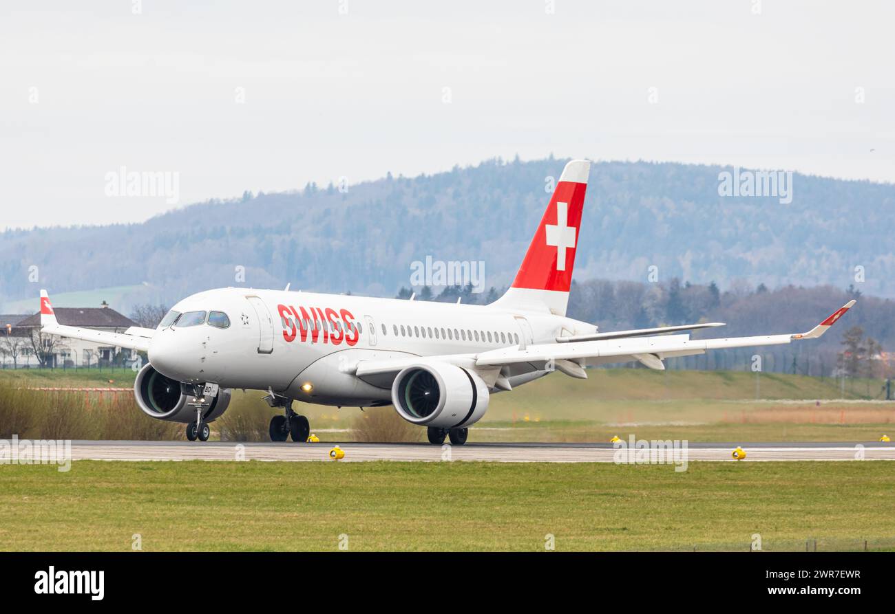 Ein Airbus A220-100 von Swiss International Airlines landet auf Piste ...